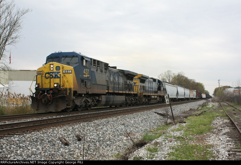 CSX 437 and train Q370